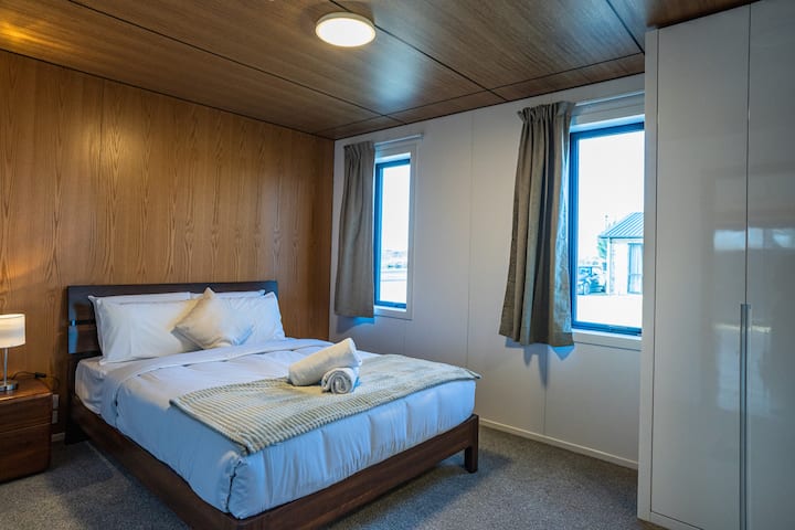 Cozy Bedroom With Ensuite - Cromwell
