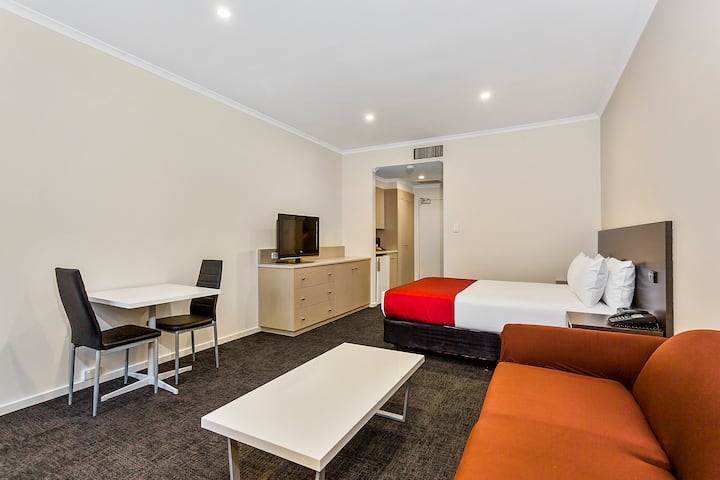 Deluxe Room With One Queen Bed - Mitcham