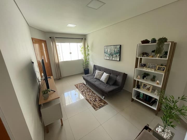 Quarto Em Casa De Alto Padrão. - Maringá
