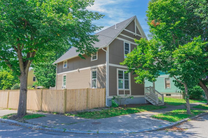 Near Hospitals & Downtown W/yard - Providence, RI