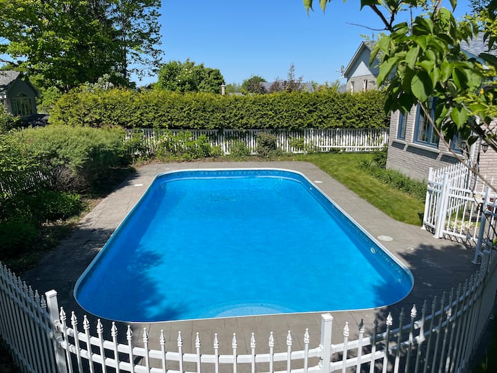 Maison Spacieuse, Piscine Privée, Quartier Calme - Sherbrooke