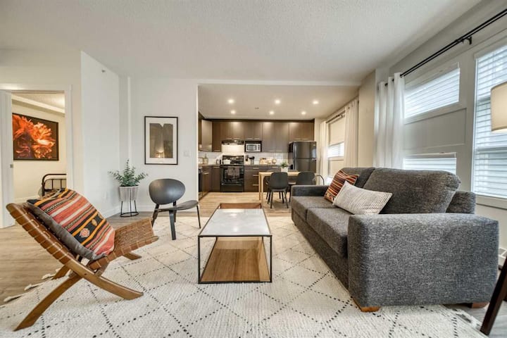 Private, Direct Entry - Mins From 17th Av - Calgary