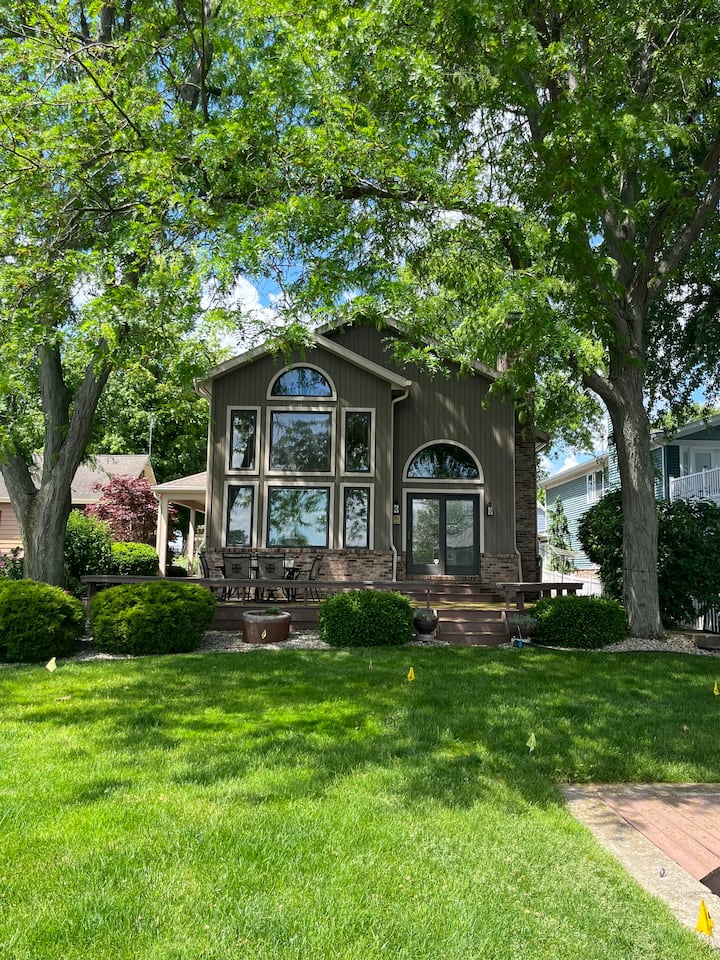 Stunning Lakeside Retreat! - Ligonier, IN