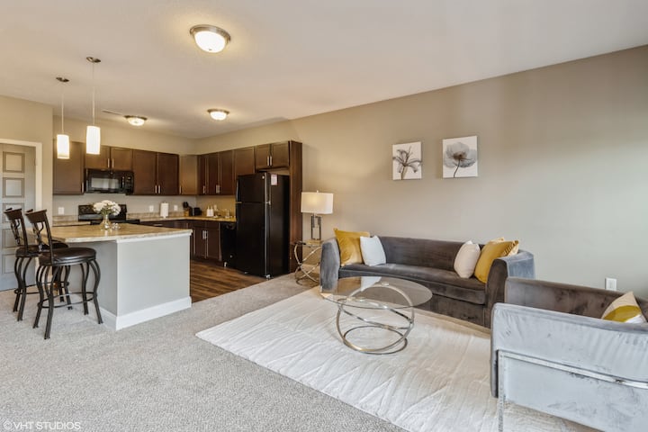 1 Bed Luxury Apartment With Pool, Gym And Parking - West Des Moines, IA