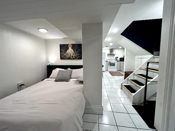 Budget Bliss Studio:clean, Cozy, And Fully Loaded! - Hamilton, Canadá