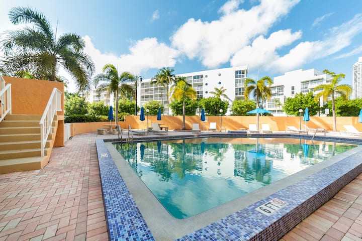 Spacious Sunny Beach Condo - Sunny Isles Beach, FL