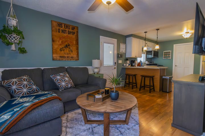 A Simple, Cozy Stay • Eldridge • Pet Friendly - Iowa
