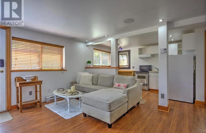 Downtown Bachelor 'Sweet' Suite Sleeps 2 - Lake Cowichan