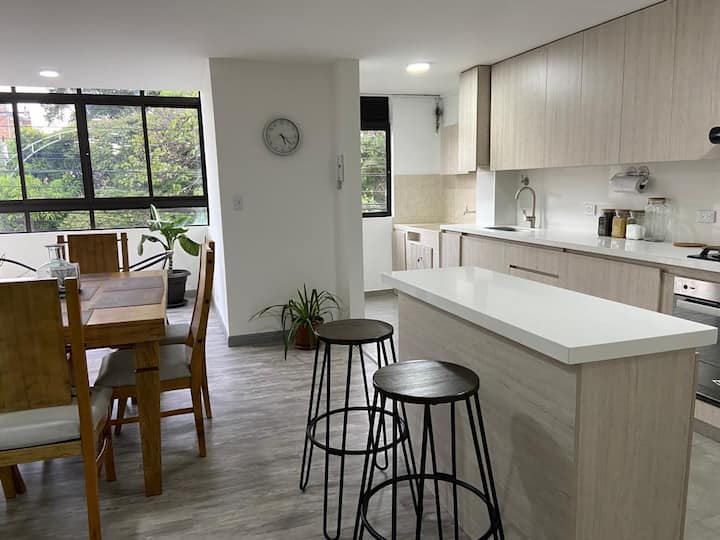 Apt Near All 4br/3ba | Metro & Estadio | 1097 Sqft - Medellín, Colombia