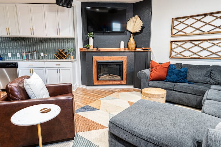 Downtown Escape | 2 Masters + Theater + Sleeps 14 - Longview, TX