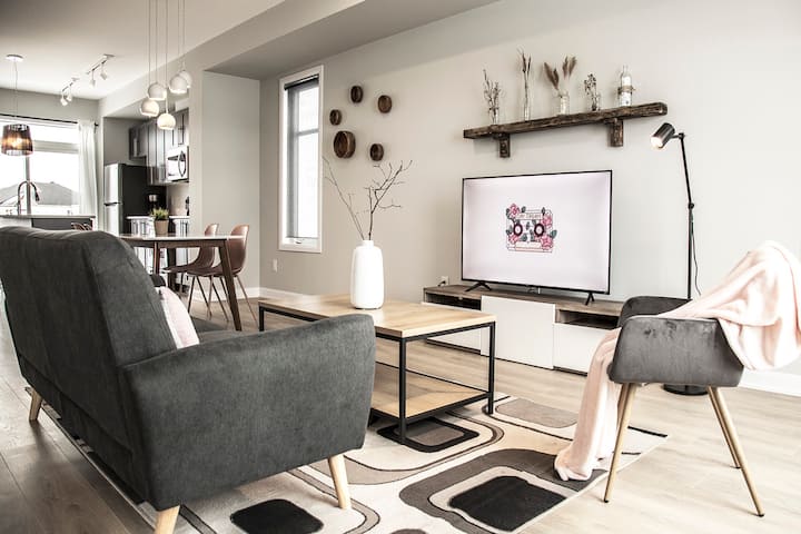 Stylish 4-bedroom Cozy House Nearby Kanata Centrum - Ottawa