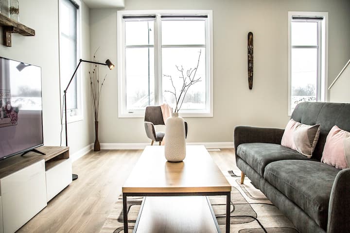 Stylish 4-bedroom Cozy House Nearby Kanata Centrum - Kanata