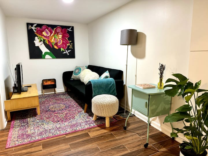 The Colorful Little Garden Apartment - Brookfield Zoo, Brookfield