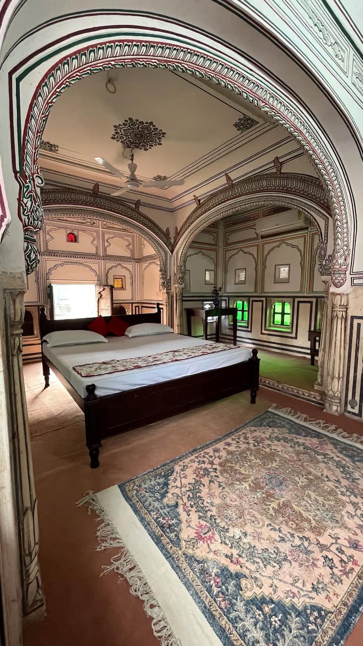 Aluda Haveli- Heritage Suite W/ Carved Arches - Jaipur