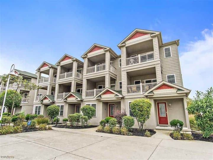 Large Townhouse W/pool By Beach! - Wildwood, NJ