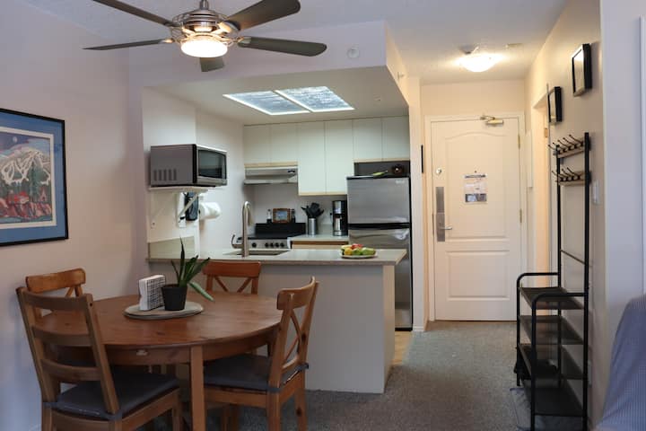 Whistler Slopeside Condominium, Marquise - Ski-in-out, Pool Hot Tub, Sleeps 6 - Whistler