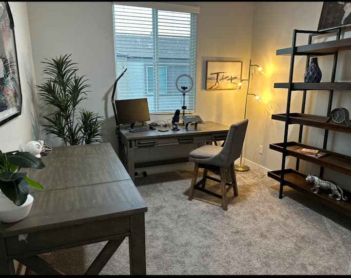 Luxury Townhouse W/ Work Suite - Henderson