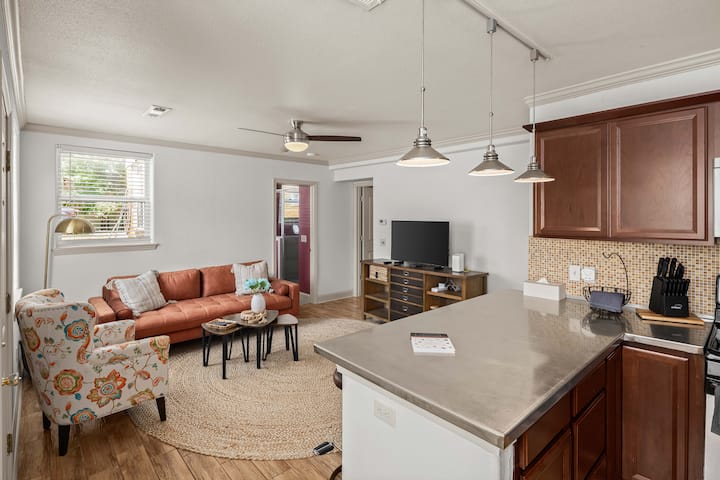 Off Dickson Downtown Bright Open Ground Floor Apt - Fayetteville, AR