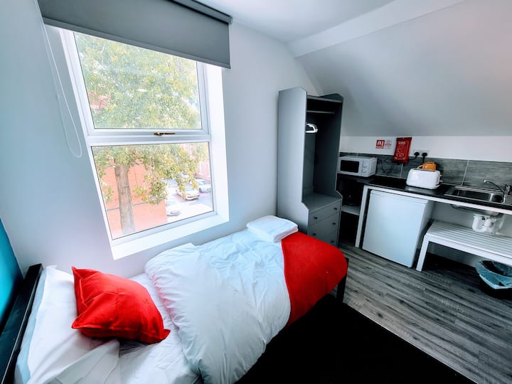 Fully Contained Studio Apartment - Nottingham
