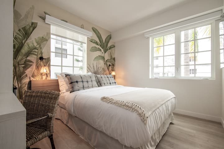 Queen Bed Front View Room - Miami Beach, FL