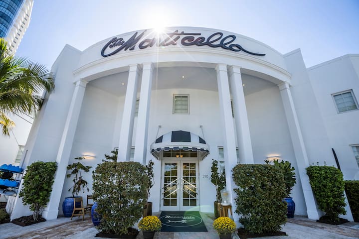 Cute Queen Room, Pool, Restaurant, Near The Beach - Miami Beach, FL