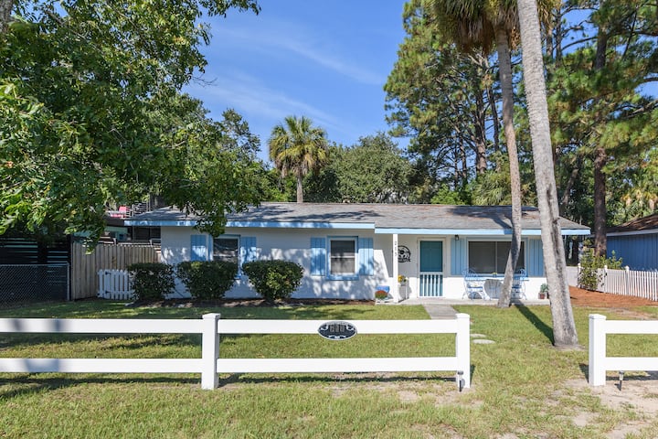 Sea Casa. All Pets! Screen Porch, Fenced Yard - Tybee Island, GA