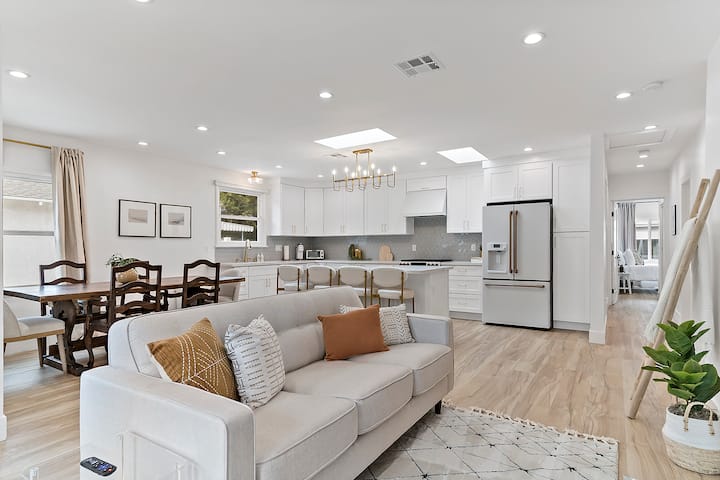 Stylish 4br Getaway In Prime Burbank Location - Beverly Hills