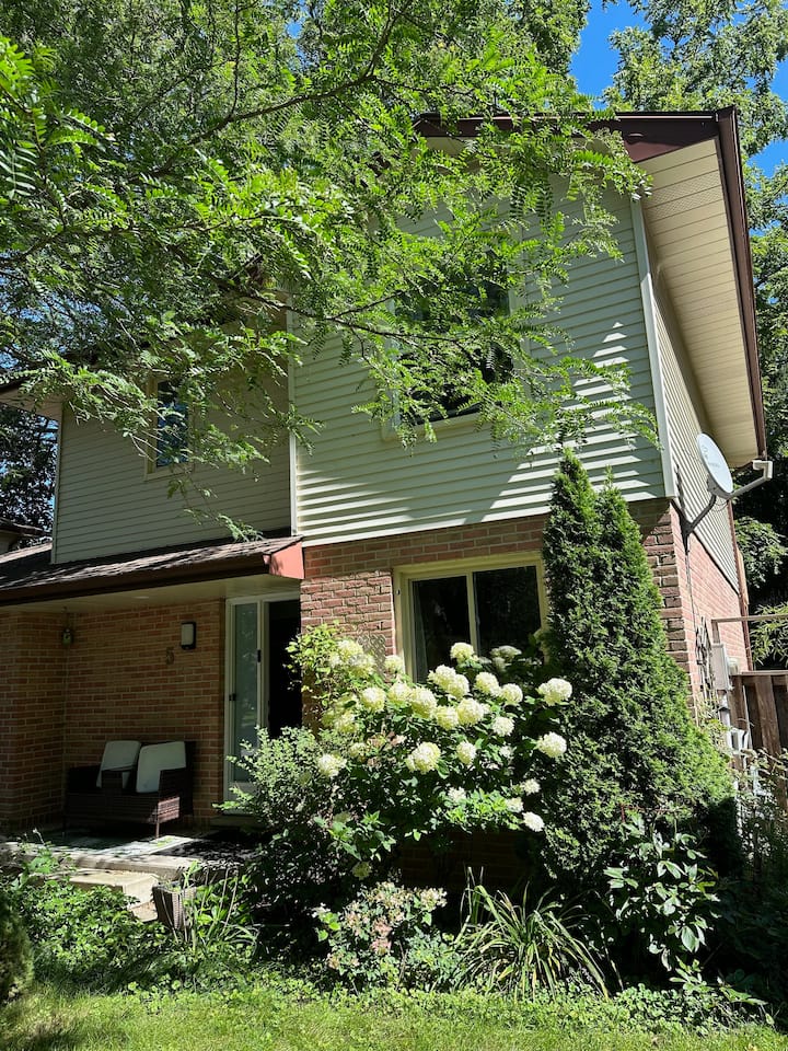 Cozy And Stylish Full House Close By - London
