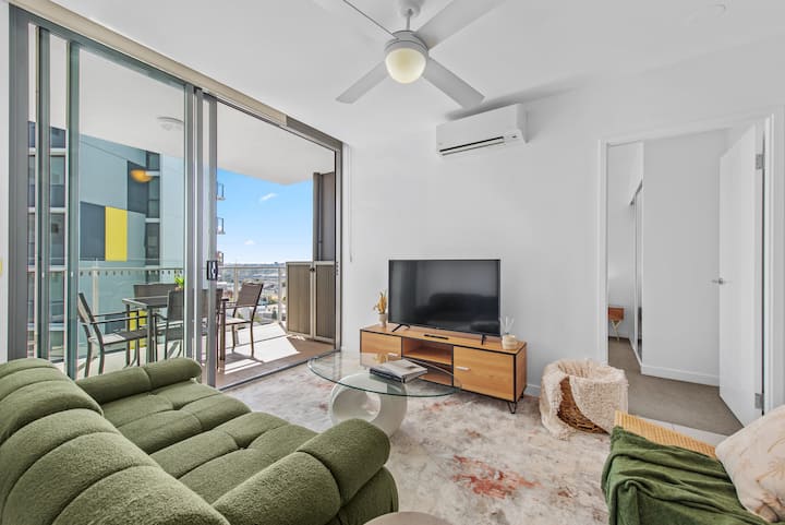 Stylish Valley Pad W/ Lap Pool, Gym & Free Parking - Spring Hill