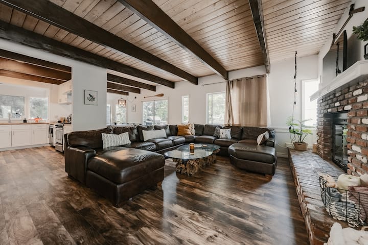 Idyll-time Chalet; Ac, Huge Deck, Bbq, & Game Room - Crestline, CA