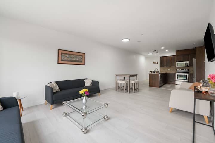 3 Bd(220) Condo With A Free Parking - Surrey