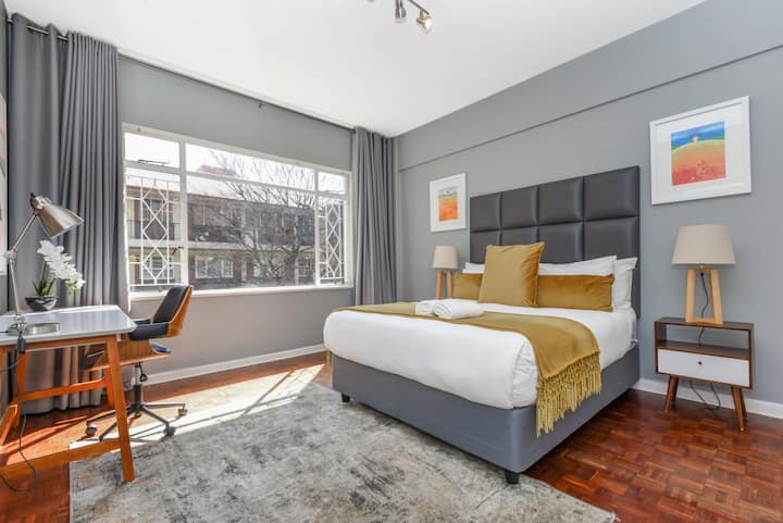 Chic 2-bed Rosebank Apartment | Netflix | Wifi - Johannesburg