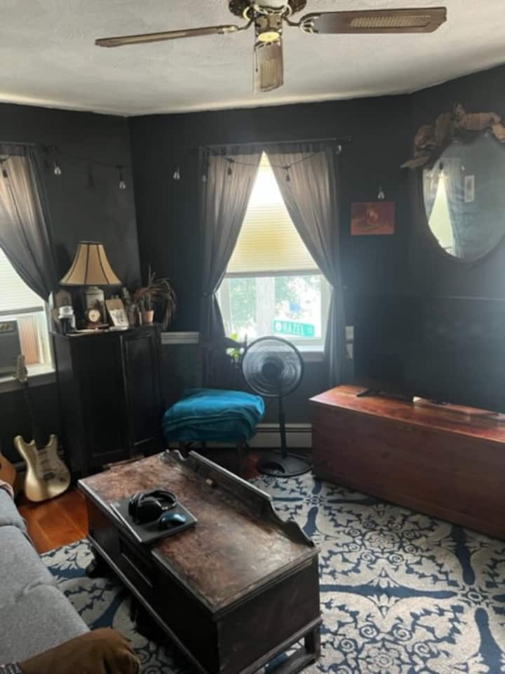 Gothic Salem Condo - Salem
