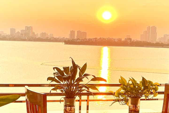 Lakeview | Bright 2-room Apartment W/ Workspace - ハノイ