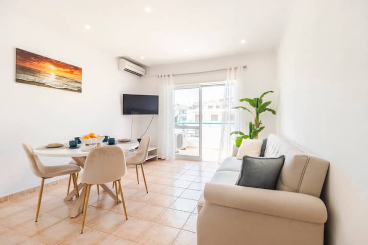 Chic Apartment With Balcony And  Pool Near Marina - Lagos