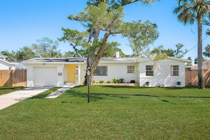 Cozy Bungalow - Expansive Backyard - St. Augustine, FL