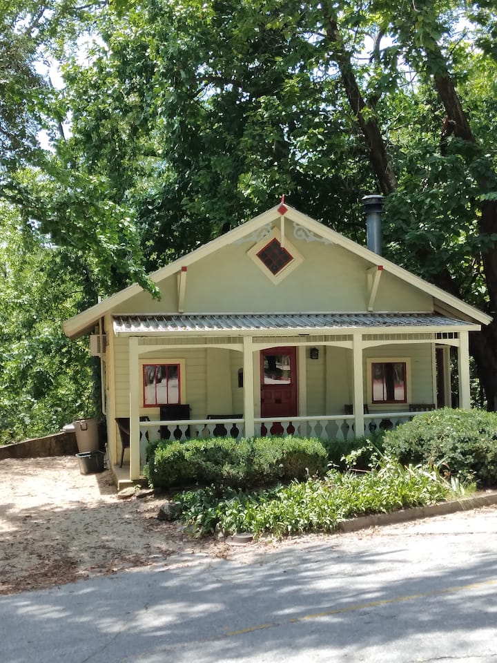The Little Chateau Cottage - Eureka Springs, AR