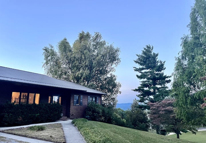 Secluded Mountain Retreat W/ 360° Views & Fire Pit - Stone Ashe Vineyards, Hendersonville
