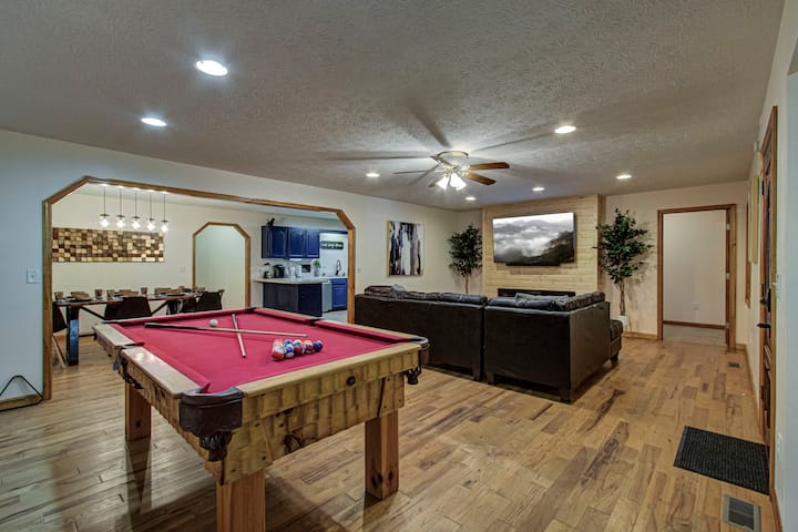 Private Acreage! Pool! Sleeps 7! Pets! Game Room! - Sevierville, TN