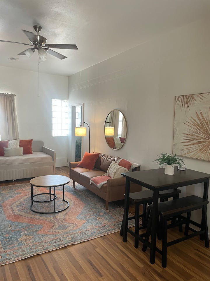 Quaint And Convenient Downtown Apartment! - Stillwater, OK