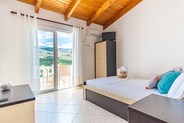 Goro Villa 7 | 1br Ap, Pool & Parking - Himarë