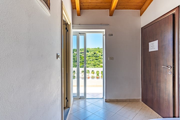 Goro Villa 7 | 1br Ap, Pool & Parking - Himarë
