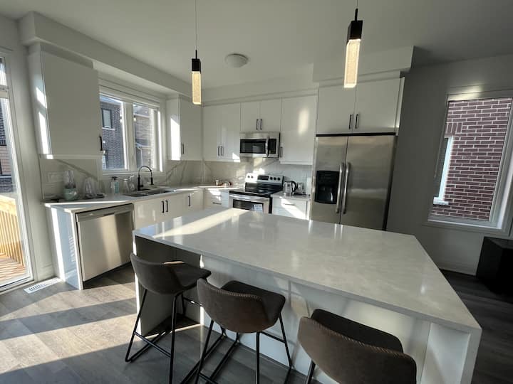 Luxurious Brand New 4 Bed Suite Furnished W/ Wifi - Milton