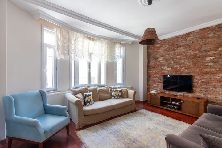 Authentic & Spacious 3br With Ac And Balcony - Beyoğlu
