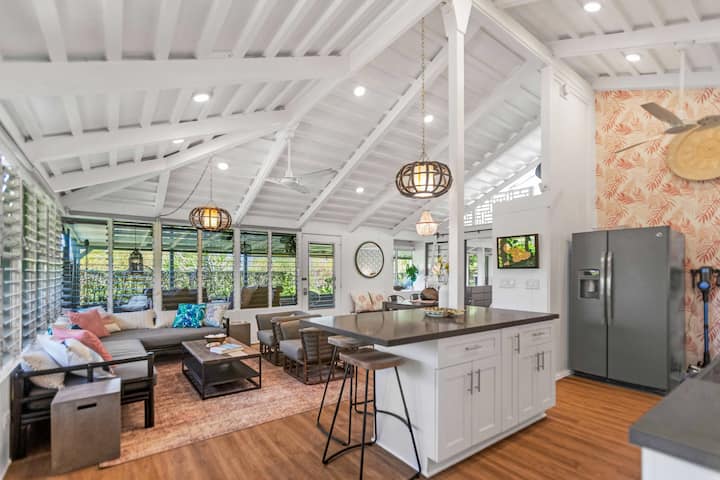 Loft Bungalow With Lanai + Bikes & Pickleball Gear - Maui, HI