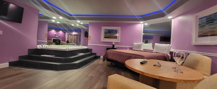 Delight Romantic Suite With Jacuzzi & Fireplace - Harrisburg, PA