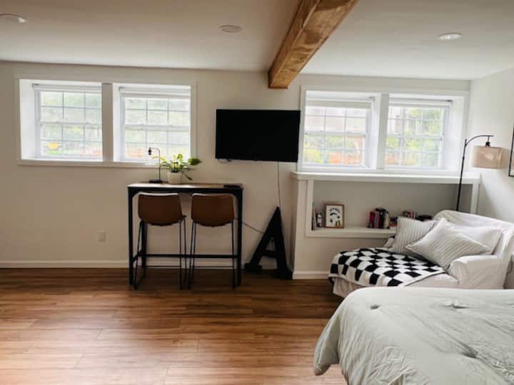 Airy Studio Apt W/ Private Entry - Atlanta, GA