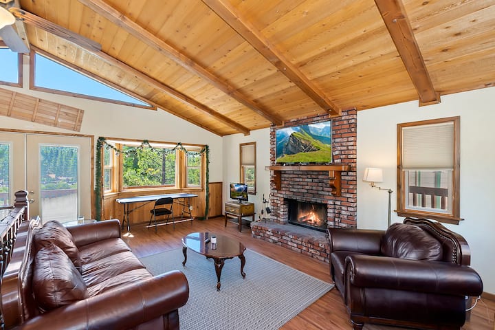 Monterey Mountain View Cabin W/ Hot Tub - Big Bear Lake, CA