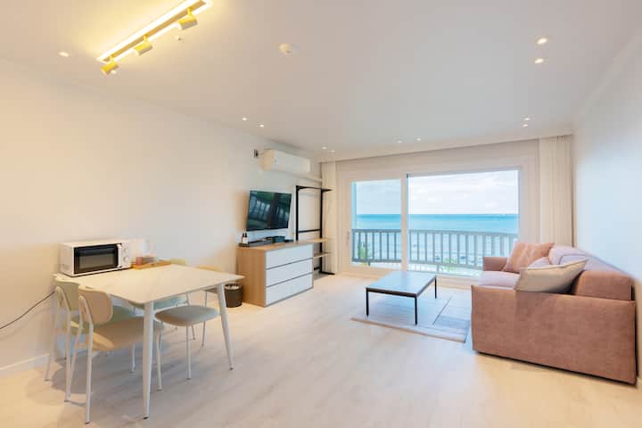 이호 해수욕장 근처 바닷가 바로앞 4인 전용 디럭스 2룸 - Jeju