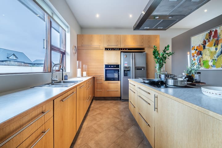 Luxurious One Floor Villa - Islândia